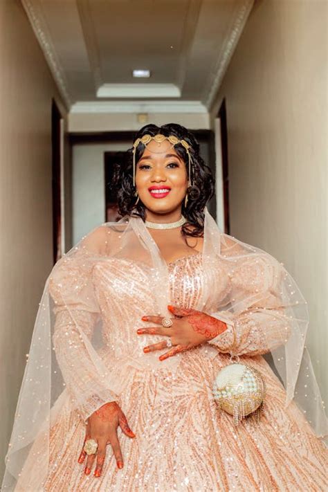 คลังภาพถ่ายฟรีของ การถ่ายภาพแฟชั่น การยืน ชุด ผู้หญิง ยิงแนวตั้ง เสื้อผ้าแบบดั้งเดิม ใกล้ชิด