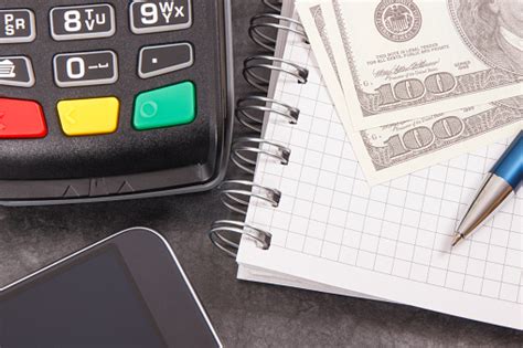 신용 카드 리더 현금없는 지불 거래에 대한 Nfc 기술이있는 휴대 전화 메모 및 달러에 대한 메모장 비즈니스 컨셉 Brand Name Mobile Payment에 대한 스톡