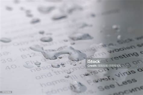 텍스트와 가젯 표면의 픽셀 화면에 물 거품의 매크로보기 기술 Colnept 0명에 대한 스톡 사진 및 기타 이미지 0명 3차원 형태 Lcd Istock
