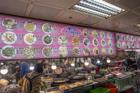 台北美食 士林市場｜闔家都愛的觀光夜市！士林市場美食一籮筐，回味童年最愛的打彈珠～ · 算命的說我很愛吃