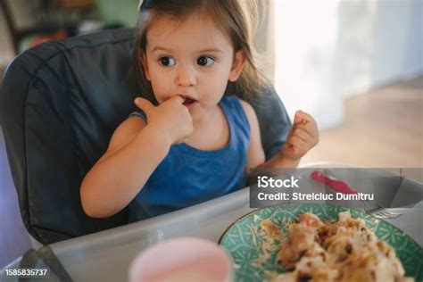 행복한 여자 아이가 집에 있는 높은 의자에 칼을 들고 웃고 있다 자기 수유의 개념 ᄏ 2 3 살에 대한 스톡 사진 및 기타 이미지 Istock