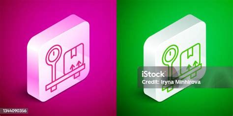 분홍색과 녹색 배경에 격리 된 골판지 상자 아이콘이있는 등색 선 배율 물류 및 납품 규모에 배달 패키지의 무게 실버 스퀘어 버튼 벡터 3차원 형태에 대한 스톡 벡터 아트 및