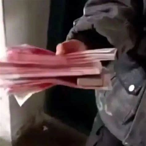 小学生拿25万现金给同学发红包！网友：我存款都没这么多孩子压岁钱女士