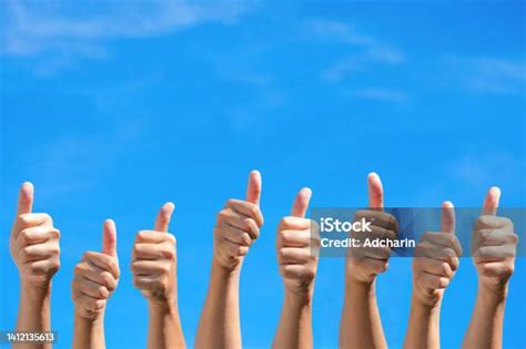 맑고 푸른 하늘에 엄지 손가락을 얹은 인간의 손 제스처 및 신체 부위 개념 Ok 좋은 좋은 1위에 대한 스톡 사진 및 기타 이미지 Istock