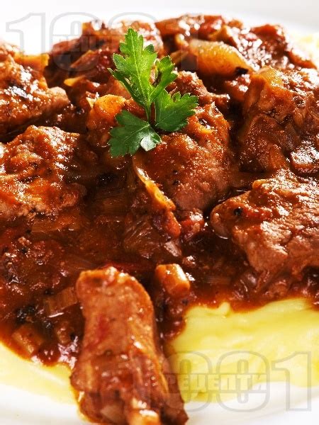 Вкусен и лесен винен кебап със свинско месо и праз лук и гарнитура от картофено пюре