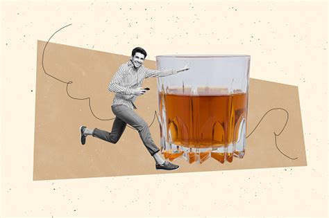 복합 예술 3d 창조적 인 이미지 콜라주 의 행복 남자 보류 전화 하다 온라인 주문 럼 주 유리 음료 알코올 파티 바 축하 토스트 25 29세에 대한 스톡 사진 및 기타