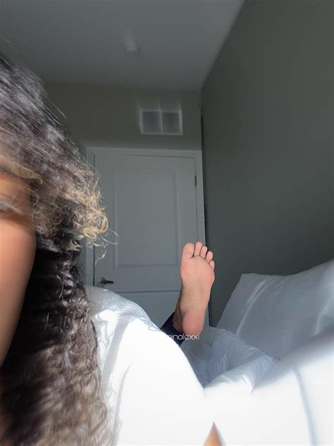 Kiss My Pretty Little Soles Scrolller