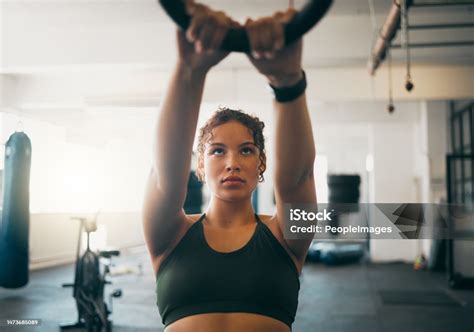 체조 선수 링 운동 체육관에서 피트니스 운동 근력 운동 및 신체 건강 루틴을 하는 여성 힘 자기 관리 및 건강한 생활 방식을 위한 딥 링이 있는 강력한 스포츠 여성 또는