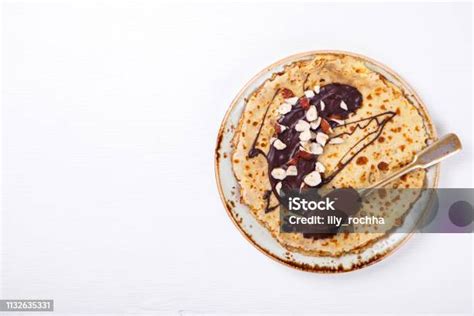 흰색 바탕에 꿀 초콜릿 헤이즐넛과 얇은 팬케이크 전통 휴일 디저트 아침 식사 패스트리 텍스트의 공간을 복사 합니다 선택적 초점 갈색에 대한 스톡 사진 및 기타 이미지