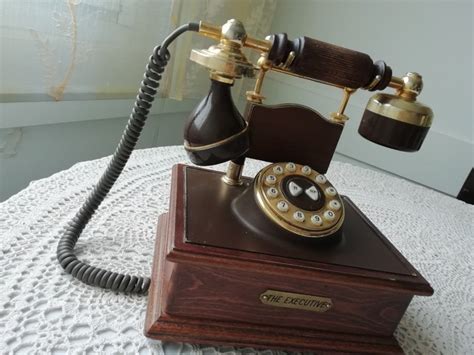 Retro telefon z ročico - leseno ohišje