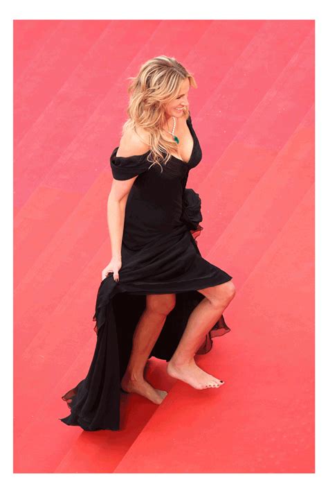 Julia Roberts Explains Why She Went Barefoot At Cannes
