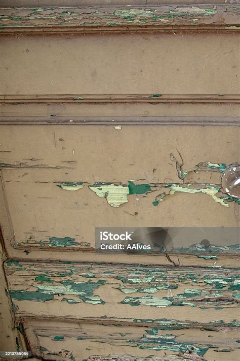 버려진 시골 건물에서 촬영한 금이 가고 벗겨진 녹색 페인트가 칠해진 오래된 나무 문을 클로즈업하여 쇠퇴 시간의 흐름 빈티지한 매력을 보여줍니다 0명에 대한 스톡 사진 및