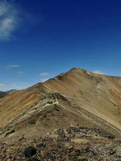 언덕 꼭대기에서 바라보는 산맥의 모습 사진 Unsplash의 무료 캐나다 이미지