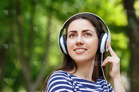 女孩在户外听音乐