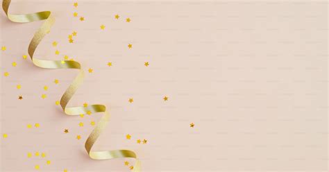 황금 나선형 리본과 색종이 별이 베이지색 배경에 있습니다 크리스마스 생일 또는 결혼식 개념 플랫 레이 평면도 사진 Unsplash의 금색 이미지