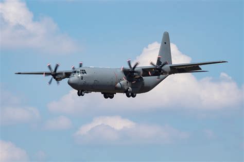 공군 기지에 있는 제목 없는 군용 수송기 공항과 비행장 공군과 육군 비행 작전 항공 및 항공기 에어 리프트 군사 산업 날고 날다 0명에 대한 스톡 사진 및 기타 이미지