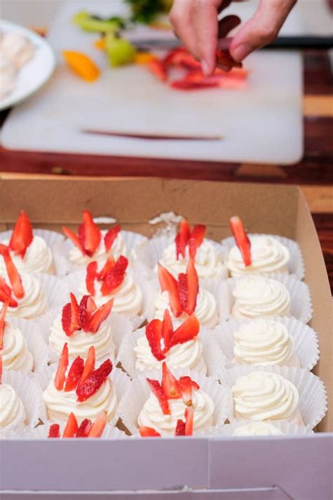 Mini Pavlovas Stockfoto Bild Von Dekoration Feiertag 194045784