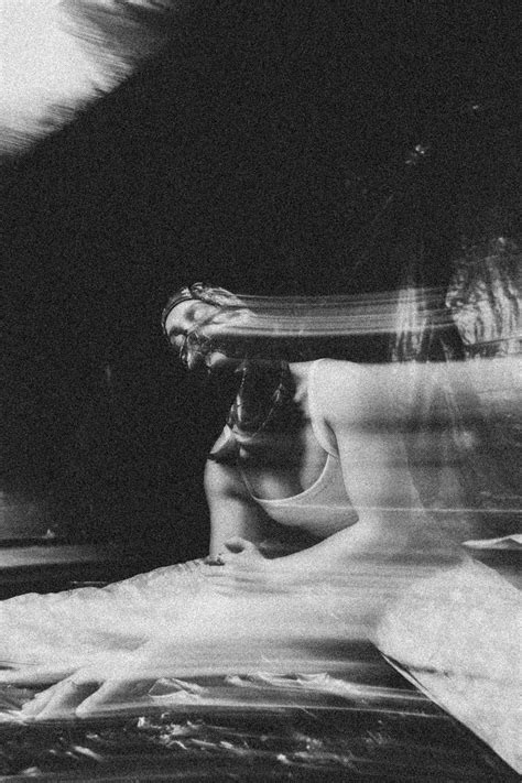 감정 감정적 인 관념적인 극적인 조명 깊이 다이나믹한 독특한 스타일 독특한 포즈 드라마틱한 라우 명상 적 미니멀리즘 미묘한 미술 미스터리 미학