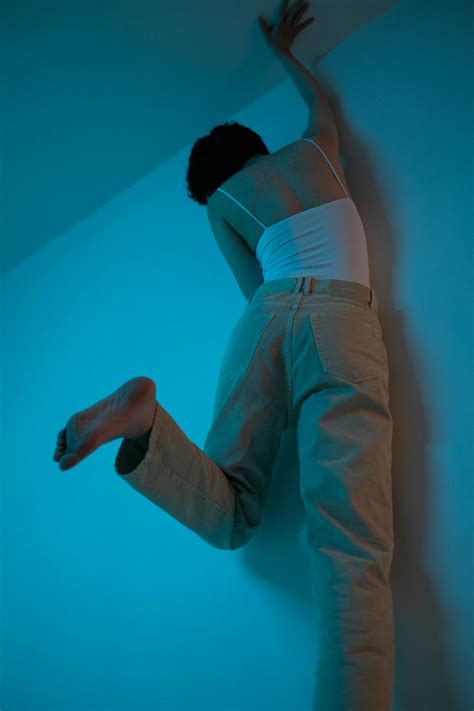 실내 감정 격리 고독 고요함 공포 공포증 균형 그림자 기하학 내성 다이나믹한 당황 대조 댄스 포즈 독특한 독특한 각도 두통 뒷모습 등산