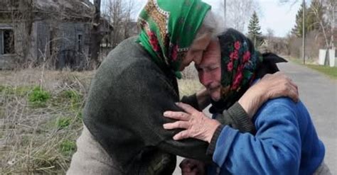 Днес съседката ми навърши 90 години и аз реших да отида да я поздравя Но когато влязох в дома ѝ