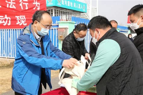 市农业综合执法总队集中销毁大批伪劣种子