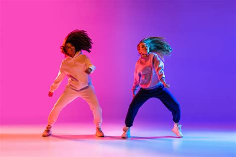 그라데이션 핑크 퍼플 네온 스튜디오 배경에서 춤추는 두 명의 아름다운 활동적인 소녀 20 24세에 대한 스톡 사진 및 기타 이미지 20 24세 2명 Dj Istock