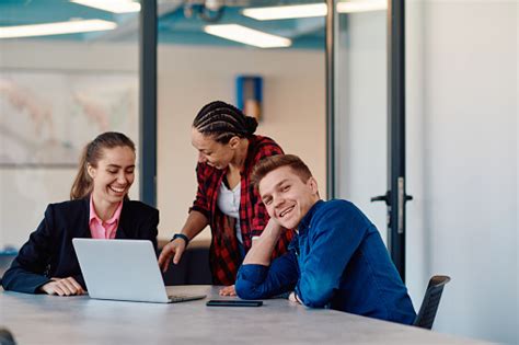 성공적인 프로그래머 팀이 스타트업 사무실에 앉아 새로운 비즈니스 프로젝트를 전략화하고 기존 과제를 해결하며 기술 산업의 혁신과 협업을 보여줍니다 개발에 대한 스톡 사진 및
