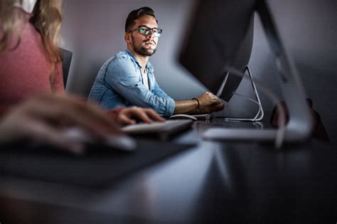 컴퓨터 실습실에서 데스크톱 Pc를 사용하는 학생의 아래 보기입니다 컴퓨터실에 대한 스톡 사진 및 기타 이미지 컴퓨터실 교육 컴퓨터 사용 Istock