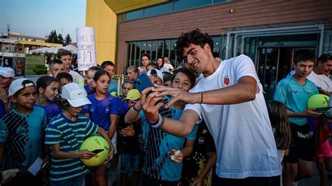 Посрещат Иван Иванов с баница и кебапчета