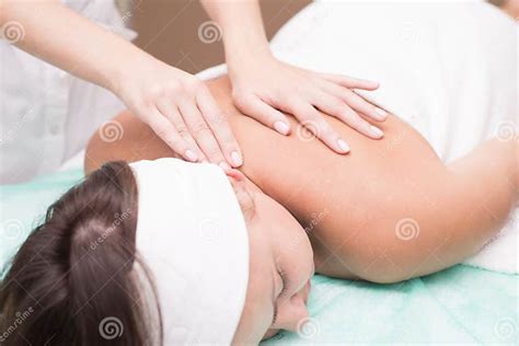 Mãos De Uma Menina Masseur Por Perto Fazendo Massagem Nas Costas De Uma Jovem Em Um Salão De
