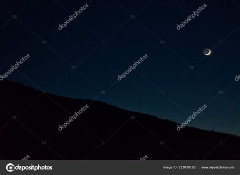 Силуэт Холма Покрытого Зеленью Луной Небе Ночное Время — Стоковое фото © Wirestock 332030182