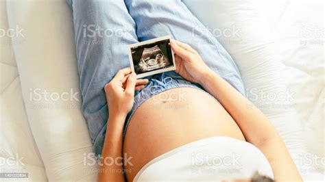 초음파 사진 임신 아기 초음파 임신 사진을 들고 여성 개념 출산 임신 출산 1위에 대한 스톡 사진 및 기타 이미지 1위 가족 개념 Istock