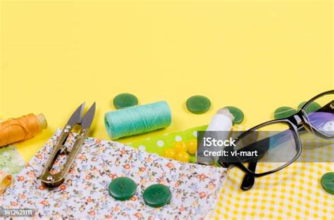 바느질 및 바늘 작업을위한 액세서리 직물 실의 스풀 가위 및 안경 0명에 대한 스톡 사진 및 기타 이미지 0명 가위 개체 그룹 Istock