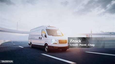 고속도로에서 흰색 배달 밴 매우 빠른 운전 배달 개념 3d 렌더링 0명에 대한 스톡 사진 및 기타 이미지 0명 교통수단