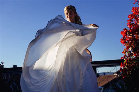 그녀의 부유 한 웨딩 드레스에서 회전하는 아름다운 금발 신부 신부에 대한 스톡 사진 및 기타 이미지 신부 가냘픈 드레스