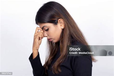 화가 인도 사업가의 측면보기 는 심각하고 꼬집는 코를 생각 걱정하는에 대한 스톡 사진 및 기타 이미지 걱정하는 여자 갈색 머리 Istock