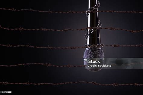 체인 및 녹슨 날카로운 베어 와이어 마이크 어두운 배경에 언론 또는 표현의 자유의 아이디어를 묘사 세계 언론 자유의 날 개념입니다 자유에 대한 스톡 사진 및 기타 이미지