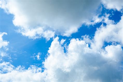 클라우드스케이프 정오에 하얀 적운 구름이 있는 푸른 하늘 자연 배경입니다 수평 파노라마 위로 보기 자연의 아름다움 흐린 벽지 0명에 대한 스톡 사진 및 기타 이미지 Istock