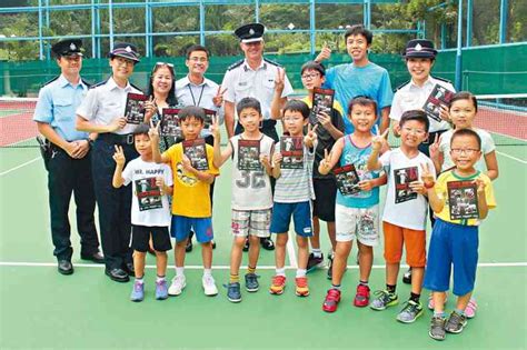 东区警区人员在公园和球场派发灭罪宣传单张