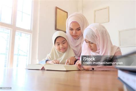 이슬람 교육 개념 가정에서 두 명의 자식 여자 책에 교육 성인 무슬림 여성 가족에 대한 스톡 사진 및 기타 이미지 가족 공부 교사 교육 관련 직업 Istock
