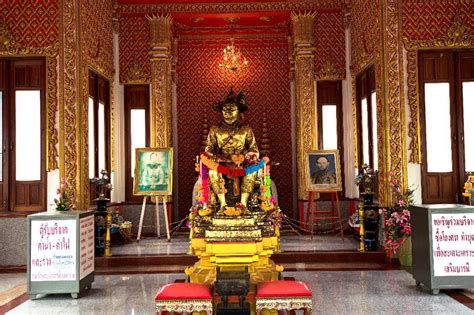 Amazing The King Taksin Shrine Local Tour Daytrips Sightseeing Packages Easybook®