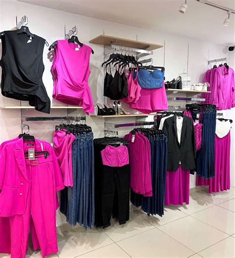 Pin de Adrica D en VM Color Exhibición de producto