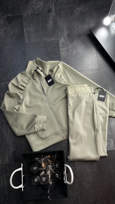 Бомпер Dkny — ціна 1835 грн у каталозі Кардигани Купити жіночі речі за доступною ціною на Шафі