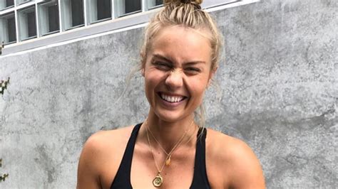 Elyse Knowles Flaunts Abs On Instagram In Crazy Home Workout Photo