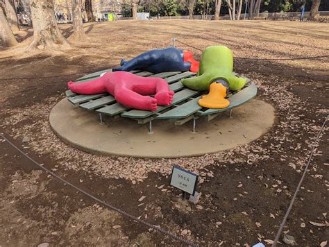さぐさぐ On Twitter 上野公園にはベンチで寝る人のアートと、ホームレスの人を絶対に寝かせないベンチが共存している