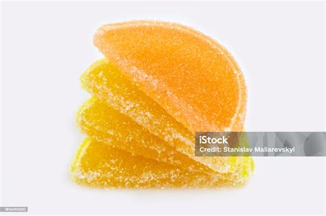 흰색 배경에 고립된 마멀레이드 젤리 캔디 레몬과 오렌지 조각의 형태로 디저트 마멀레이드 젤리 캔디 노란색과 주황색의 단맛 0명에 대한 스톡 사진 및 기타 이미지 Istock