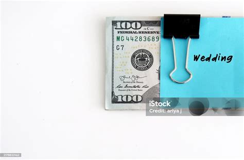복사 공간이 있는 흰색 배경에 Wedding이라고 쓰여진 파란색 메모로 잘린 달러의 현금 돈 결혼식 날 예산을 절약하거나 계획하는 개념 가격에 대한 스톡 사진 및 기타