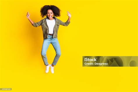 너무 기뻐하는 미친 소녀 옷 카키색 재킷 청바지 근처 판매 프로모션 빈 공간 노란색 배경에 고립 된 전체 크기 사진 검정 머리에 대한 스톡 사진 및 기타 이미지 Istock