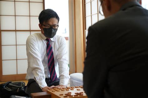 朝日新聞将棋取材班 On Twitter 北〕b級2組順位戦。戸辺誠七段ー中村修九段戦。先手の戸辺七段は石田流に構えました。対抗形の相穴熊戦です。中村九段は先週、将棋会館まで足を運んでb1