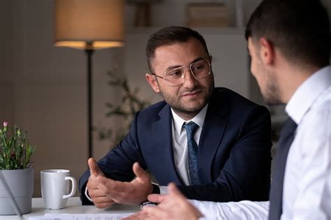 두 명의 청년 사업가가 사무실에서 프로젝트에 대해 논의하거나 계획합니다 고객에 대한 스톡 사진 및 기타 이미지 고객 수트 재정 고문 Istock